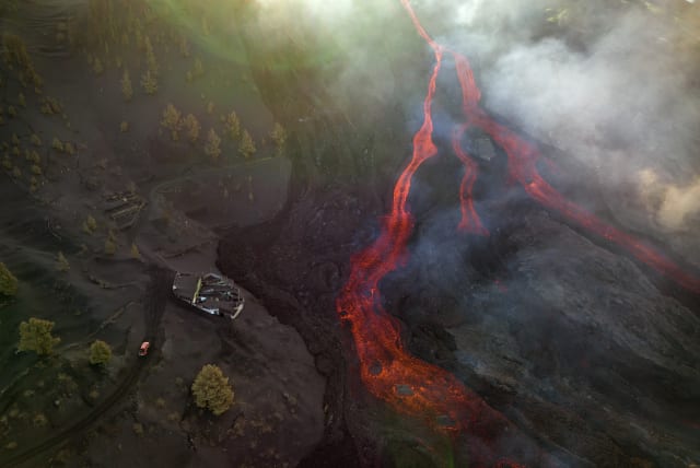lava flows impacts