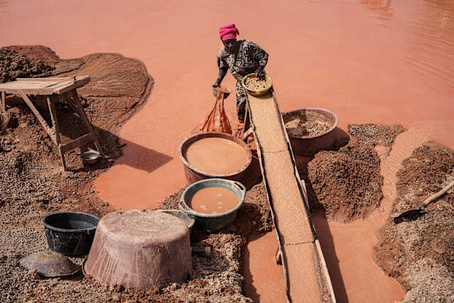 people gold mining