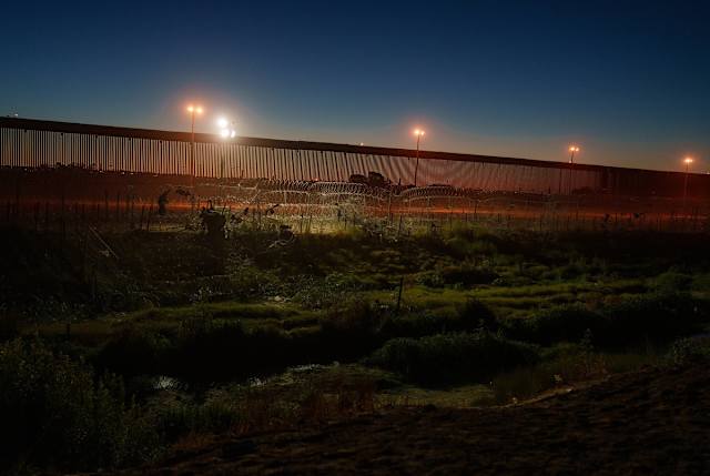 does the border close at night