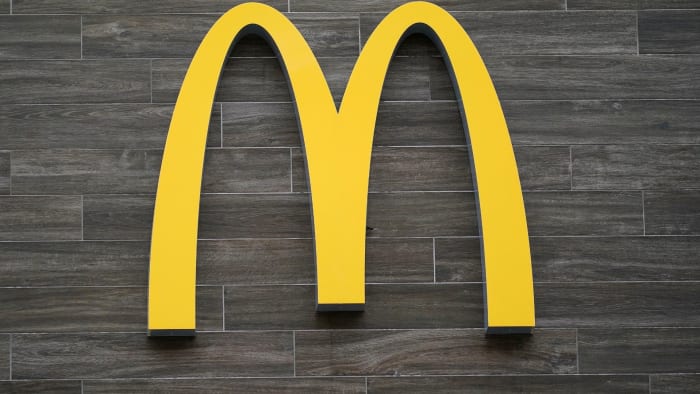 WATCH: Family accidentally orders 200 McNuggets - The Morning Sprint