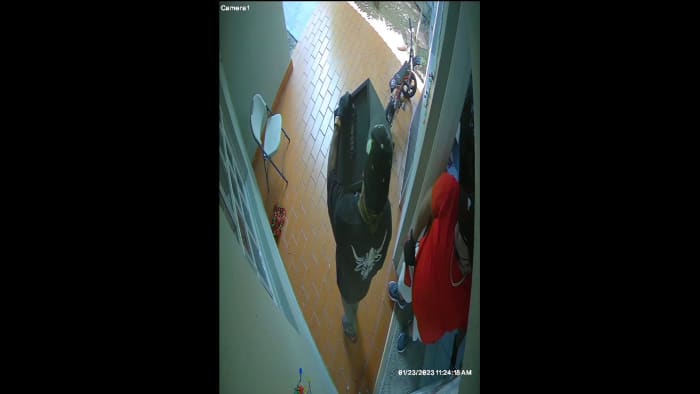 Video shows burglars stealing safe from Miami home Video shows burglars stealing safe from Miami home