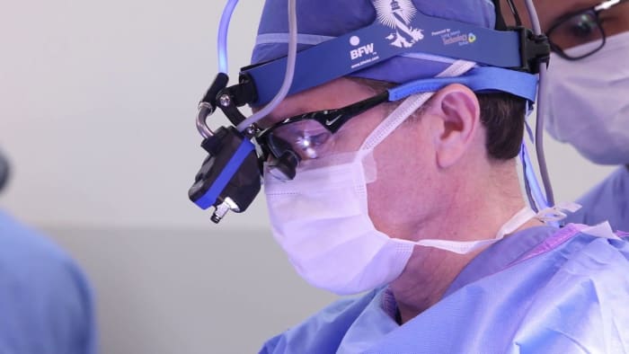 World-Renowned Cardiac Surgeon Performs Minimally Invasive Procedure