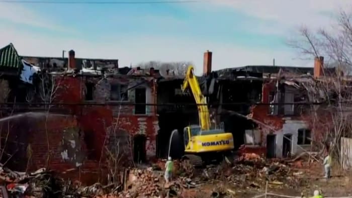 City demolishes dangerous two-story building leaning over sidewalk on ...