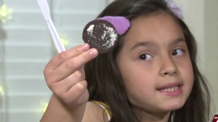Rooney, daughter of KSAT anchor Stephanie Serna, tries Oreo moon phases ...