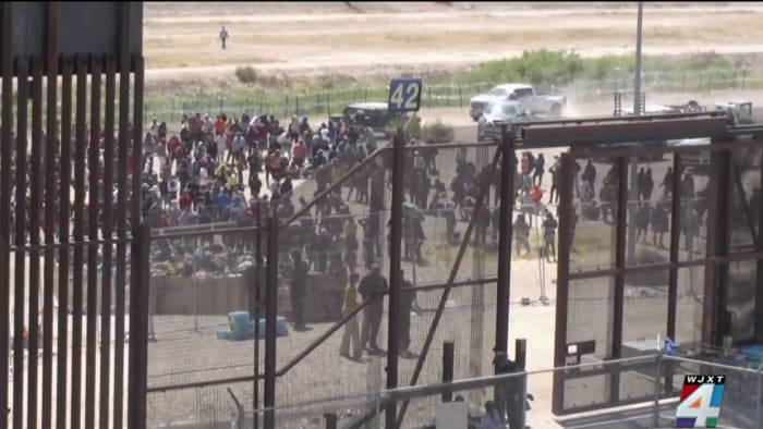 Migrants rush across US border in final hours before Title 42 expires