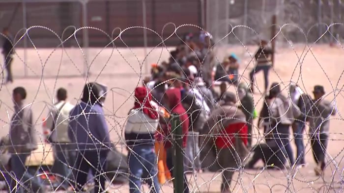 Migrants rush across US border in final hours before Title 42 expires