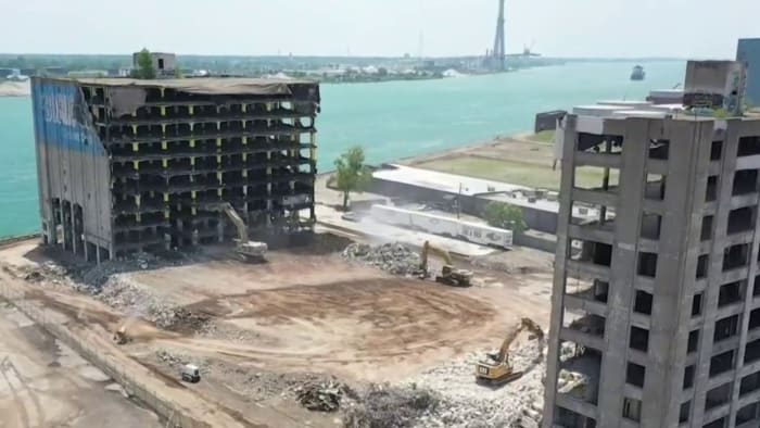 Demolition occurs on Boblo building after sitting dormant for decades ...