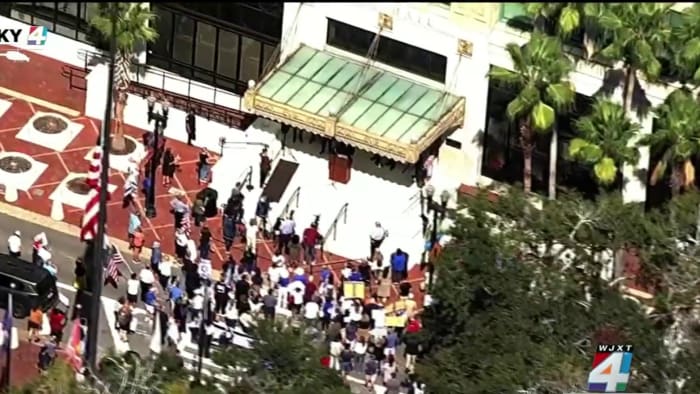 Dueling demonstrations: Supporters of Israel, Palestinians come face-to-face in downtown ...