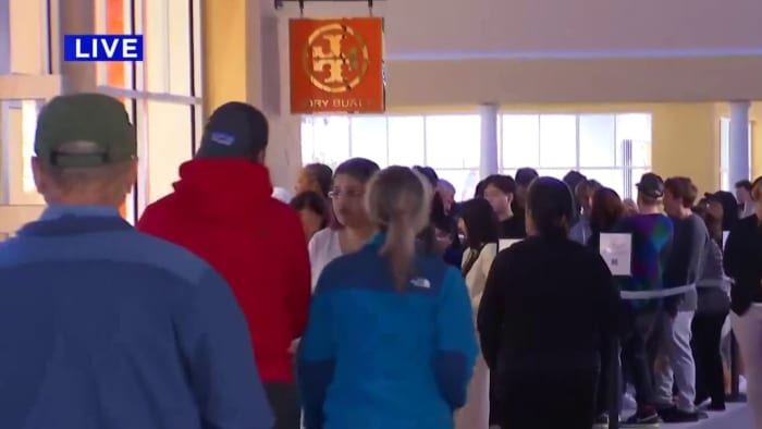 Retailers offer bigger Black Friday discounts to lure hesitant shoppers ...