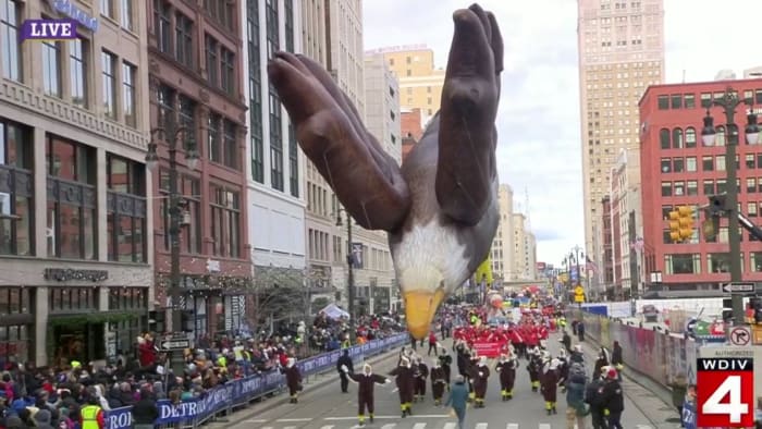 ‘Regal Eagle’ balloon flies at 2019 America’s Thanksgiving Parade in ...