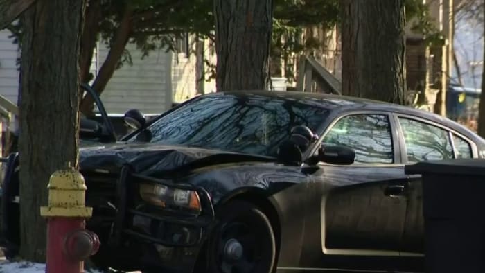 Detroit police officer injured in crash during narcotics investigation
