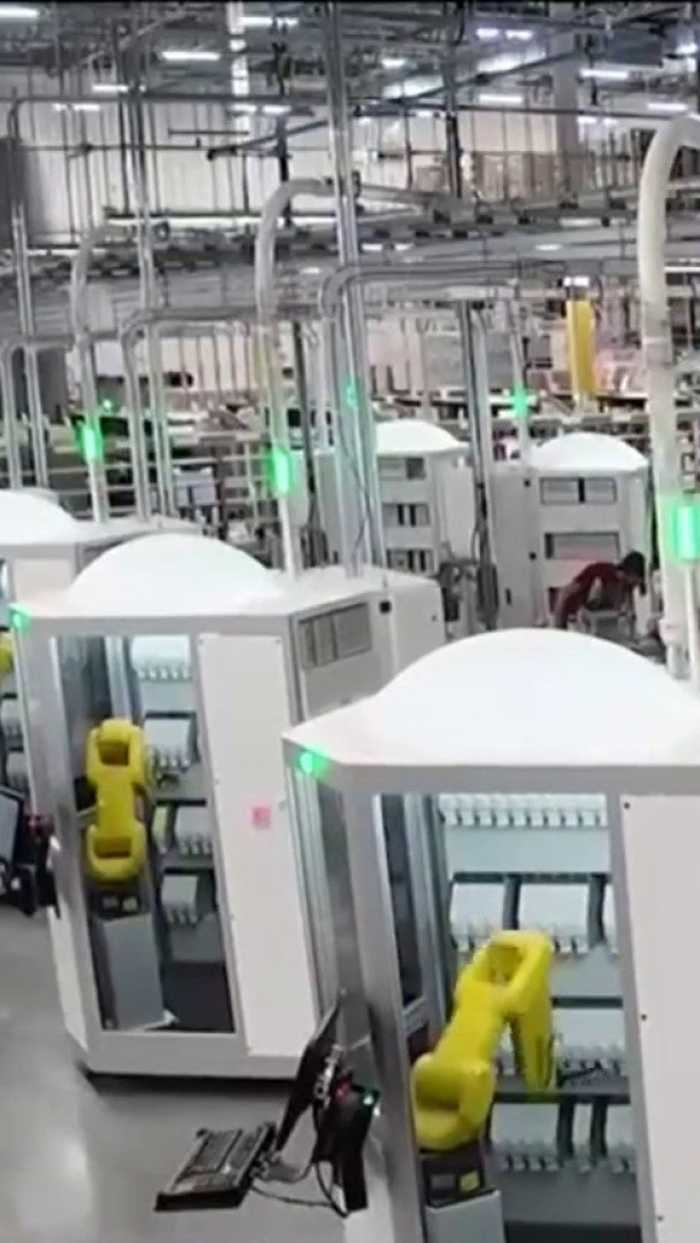 Walgreens expands use of robots