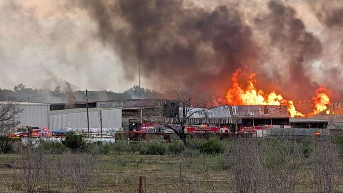 Multiple agencies battle multi-structure fire in Pleasanton, Atascosa ...