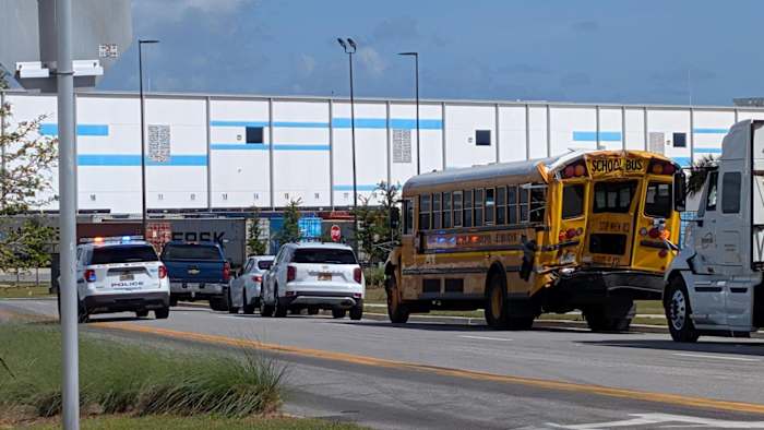 4 kindergarten students hurt when semi smashes back of school bus ...