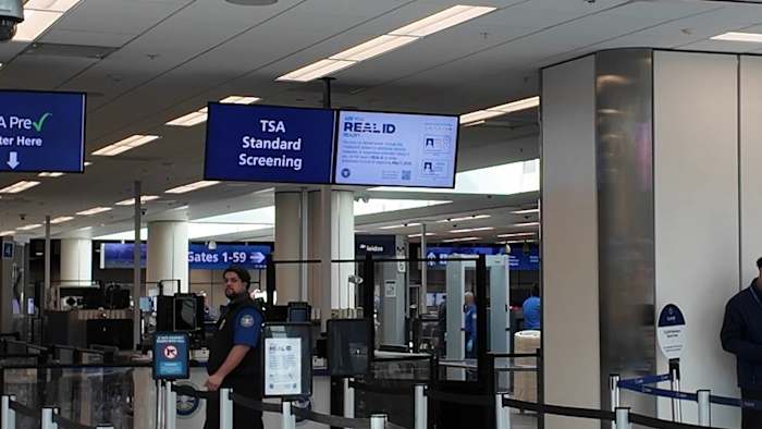 Orlando TSA agents, air traffic controllers left waiting on paychecks ...