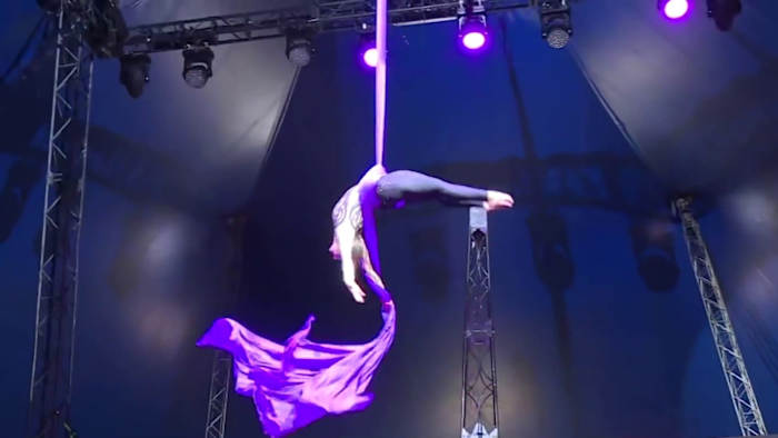 Experience the magic of Christmas at A very Cirque Christmas Carol ...