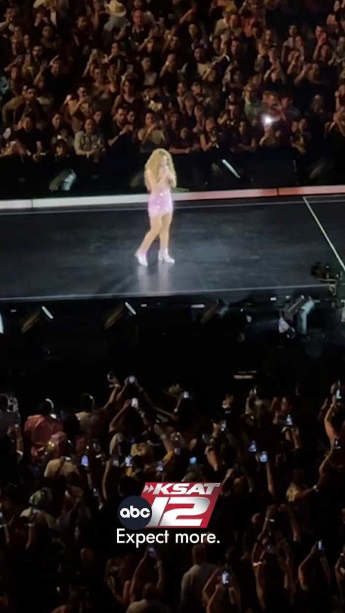 💕 Shakira started her San Antonio concert with a dedication the the Hill Country Flood victims