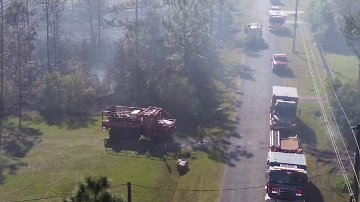 Neighbors help evacuate residents as 10-acre brush fire burns in ...