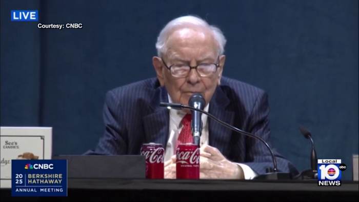 Warren Buffett announces retirement