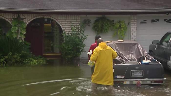 Houston activist and rapper Trae Tha Truth out helping families during Beta