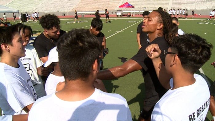 Former Los Angeles Ram Ramon Richards held second annual football camp