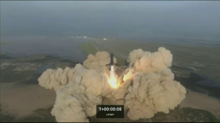 SpaceX rocket explodes 4 minutes after take off in Texas