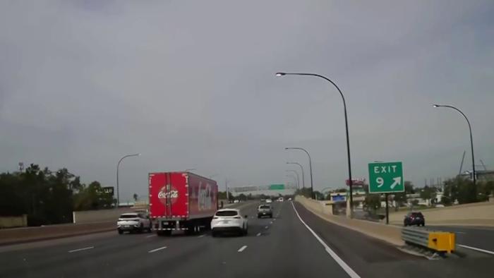 Is it legal to use the merge lanes to pass on SR-408?