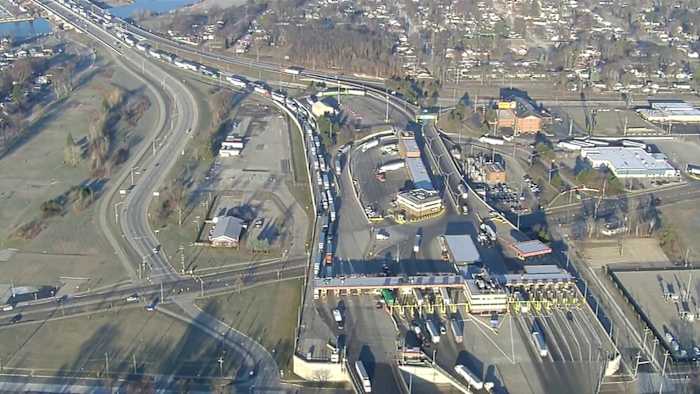 Traffic backup continues at Blue Water Bridge, causing 2-hour wait for ...