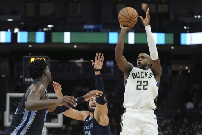 Middleton won't play Sunday against Hawks as Bucks monitor his workload ...