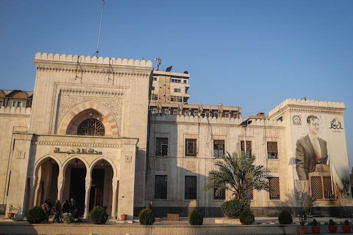 Thousands flee as Syrian insurgents advance to the doorstep of the ...