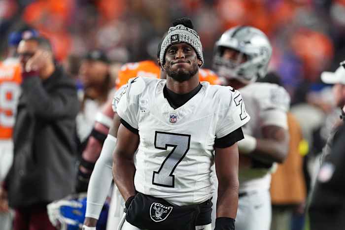 Geno Smith battered by relentless Denver defense in Raiders' 10-7 loss