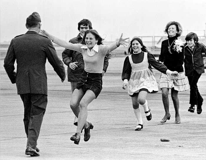 Vietnam War POW Robert Stirm, seen in iconic 'Burst of Joy' photo with ...