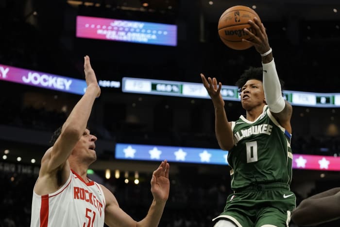 Antetokounmpo scores 44 points, Bucks rout Rockets 125-105
