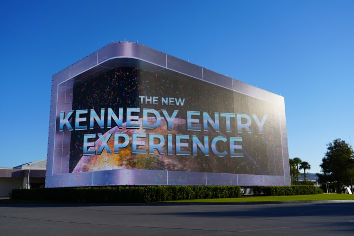 Kennedy Space Center Visitor Complex debuts new entrance plaza display ...
