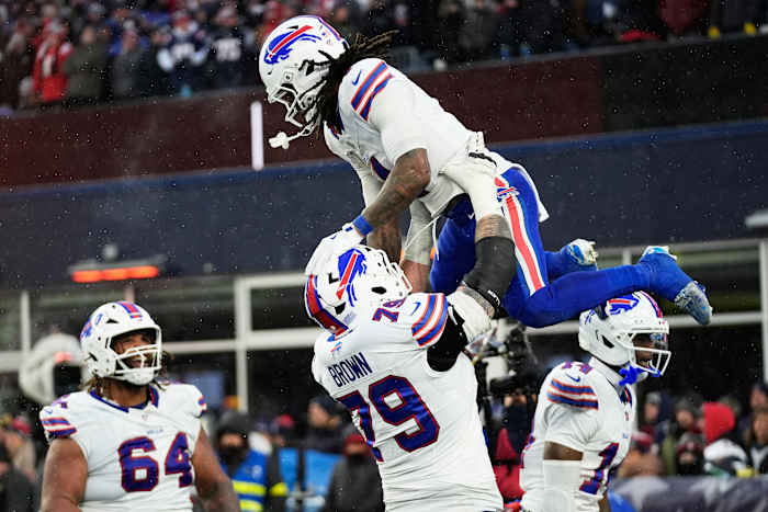 Bills rally from 21-point deficit to beat Patriots 35-31, stay alive in ...
