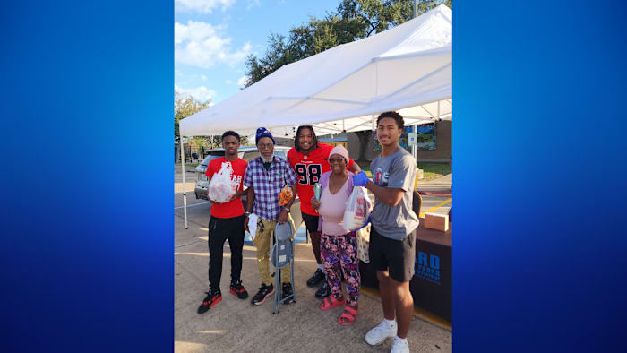 Texans’ Tim Settle Jr. gives back at Sunnyside for Thanksgiving: ‘I ...