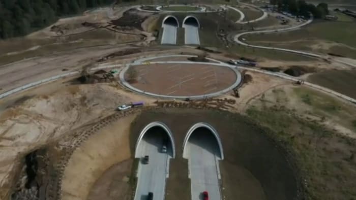 Memorial_Park_Land_Bridge_and_Prairie