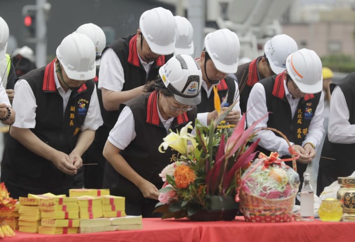 Earthquake aftershocks halt the demolition of a leaning building in ...