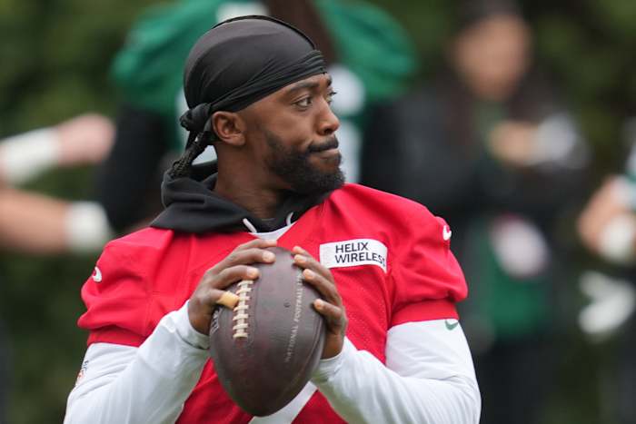 Packers sign QB Tyrod Taylor and release Desmond Ridder
