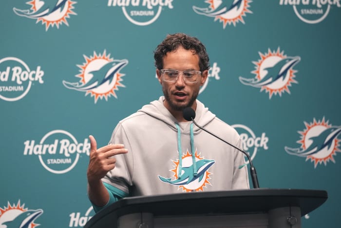 Miami Dolphins extend head coach Mike McDaniel through 2028