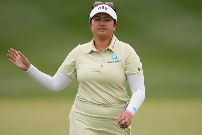 Lilia Vu has another bogey-free day and leads a pack of LPGA stars in Arizona