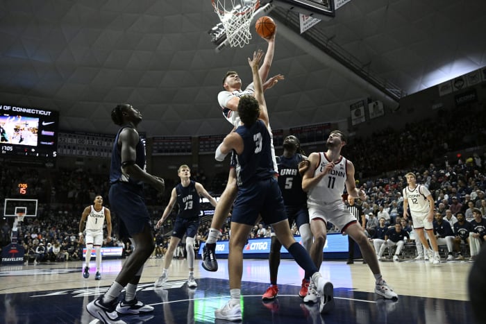 Donovan Clingan scores 29 to lead No. 4 UConn over UNH 84-64 for a 24th ...