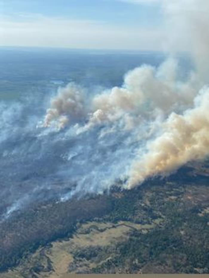 Firefighters, DNR respond to 2,300-acre wildfire burning up Northern ...