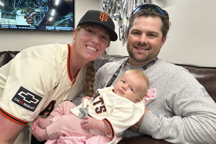 Giants' Alyssa Nakken coaches first regular-season game as a mom with ...