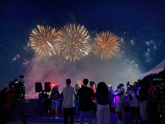 PHOTOS: Live from the Ford Fireworks Rooftop Party
