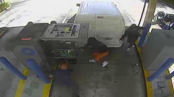 FBI: 2 robbers rush ATM as vendor was servicing machine outside bank in ...