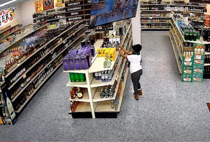 Video: Liquor store employees struggle to stop alleged shoplifter who ...
