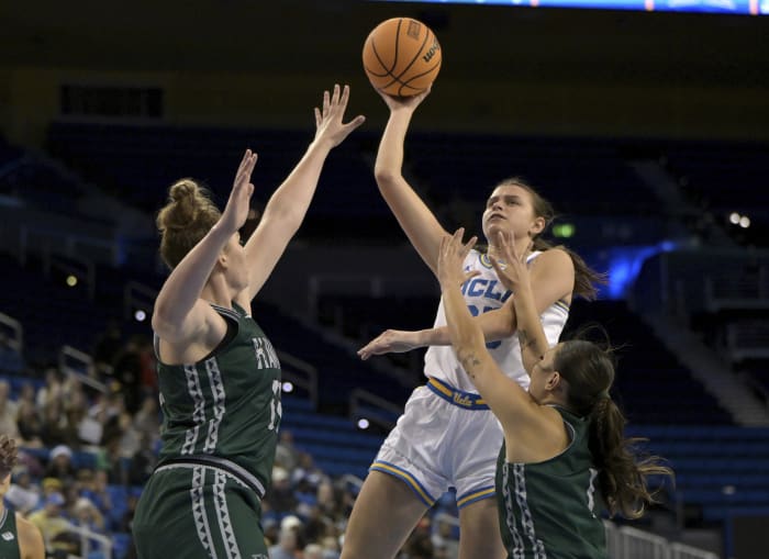 South Carolina stays unanimous No. 1 in women's AP Top 25. West ...