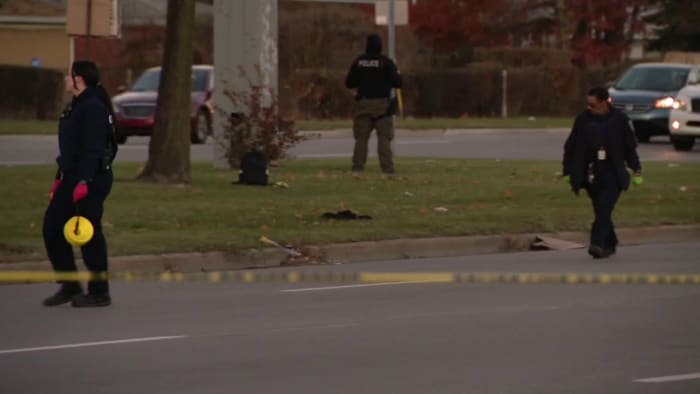 Man hides guns behind pole before Detroit police arrive at crash scene ...
