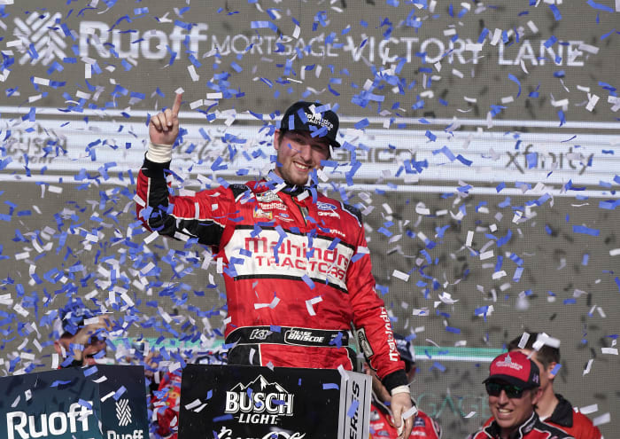Briscoe races to first Cup win, pulls away late in Phoenix